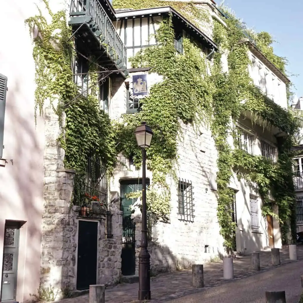 How to Visit Place Dalida in Montmartre, Paris | solosophie