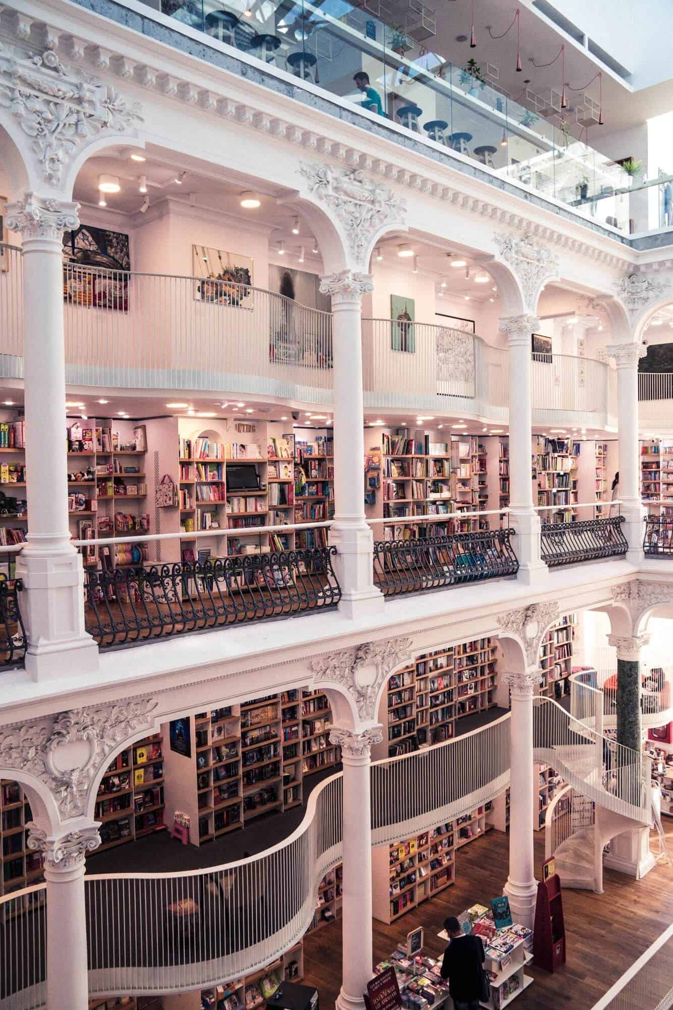 Carturesti Carusel: Is this the prettiest Bookshop in Romania? | solosophie