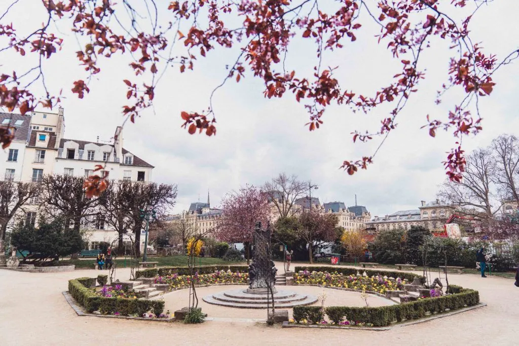 Square René-Viviani: A Parisian Park on a Former Cemetery | solosophie