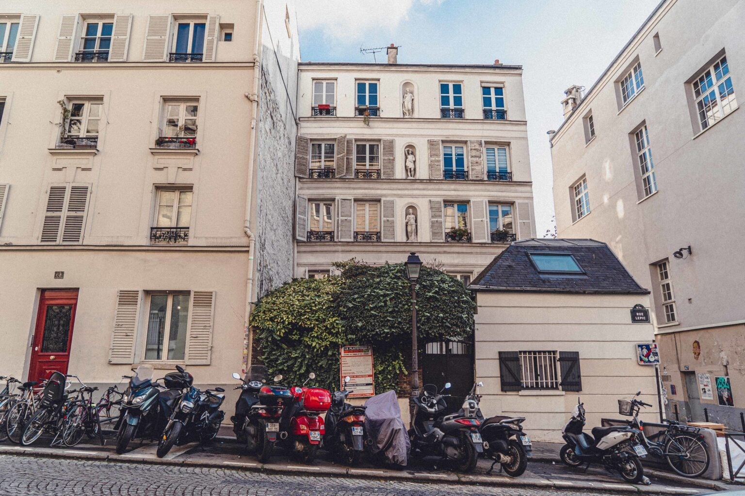 How to Avoid Common Tourist Paris Scams & Pickpockets | solosophie