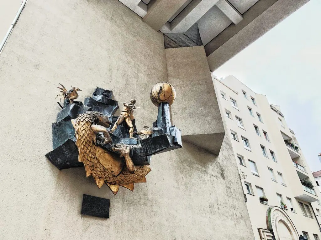 Le Défenseur du Temps (The Defender of Time) Clock in Paris | solosophie