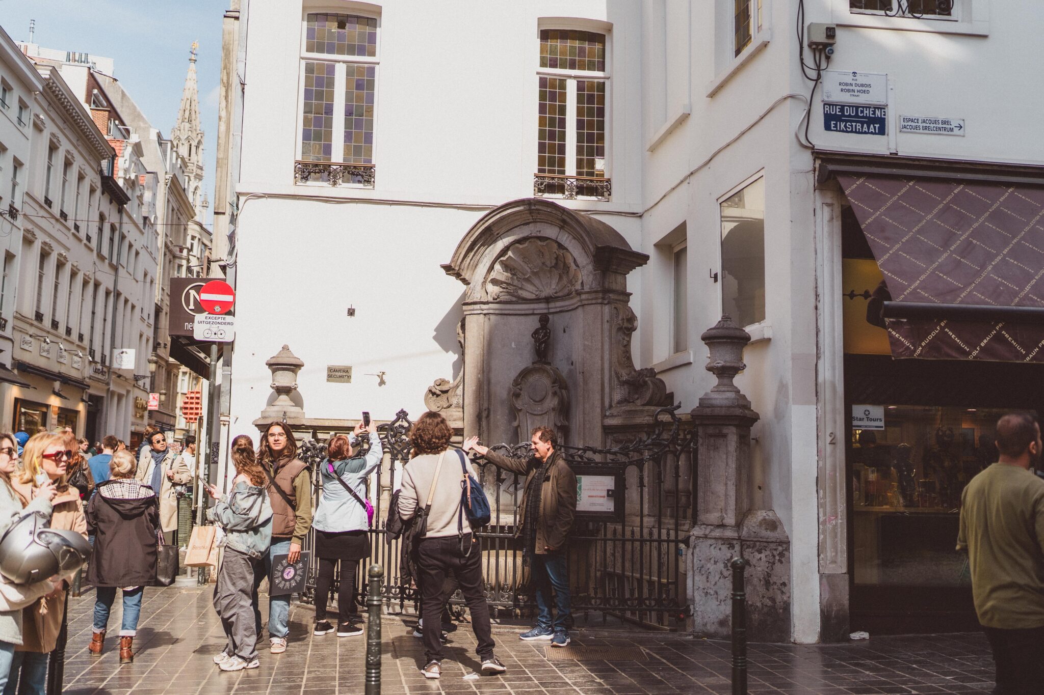 Peeing Statues in Brussels That You Won't Believe Exist | solosophie