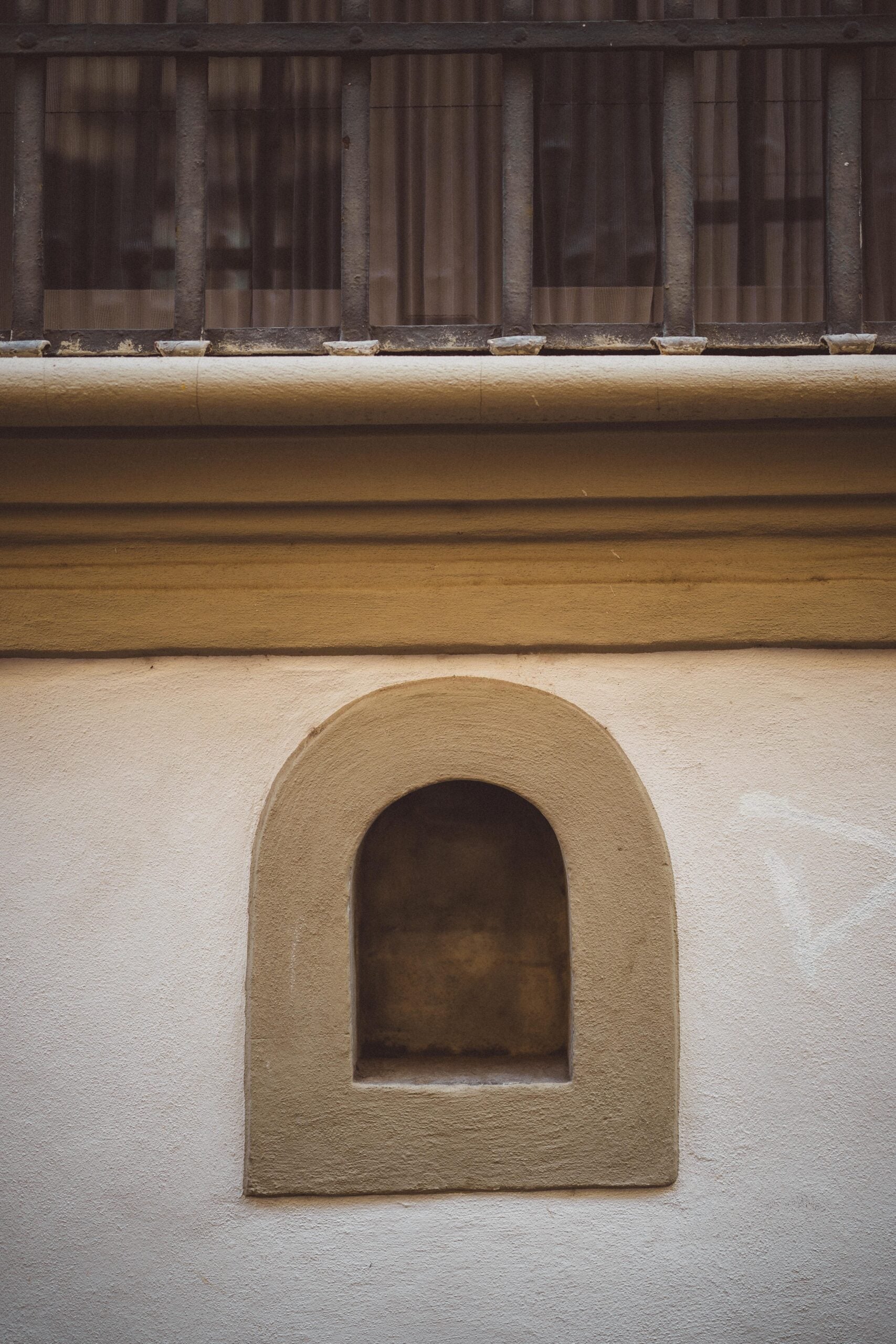 A Guide to the Florence Wine Windows in Italy | solosophie