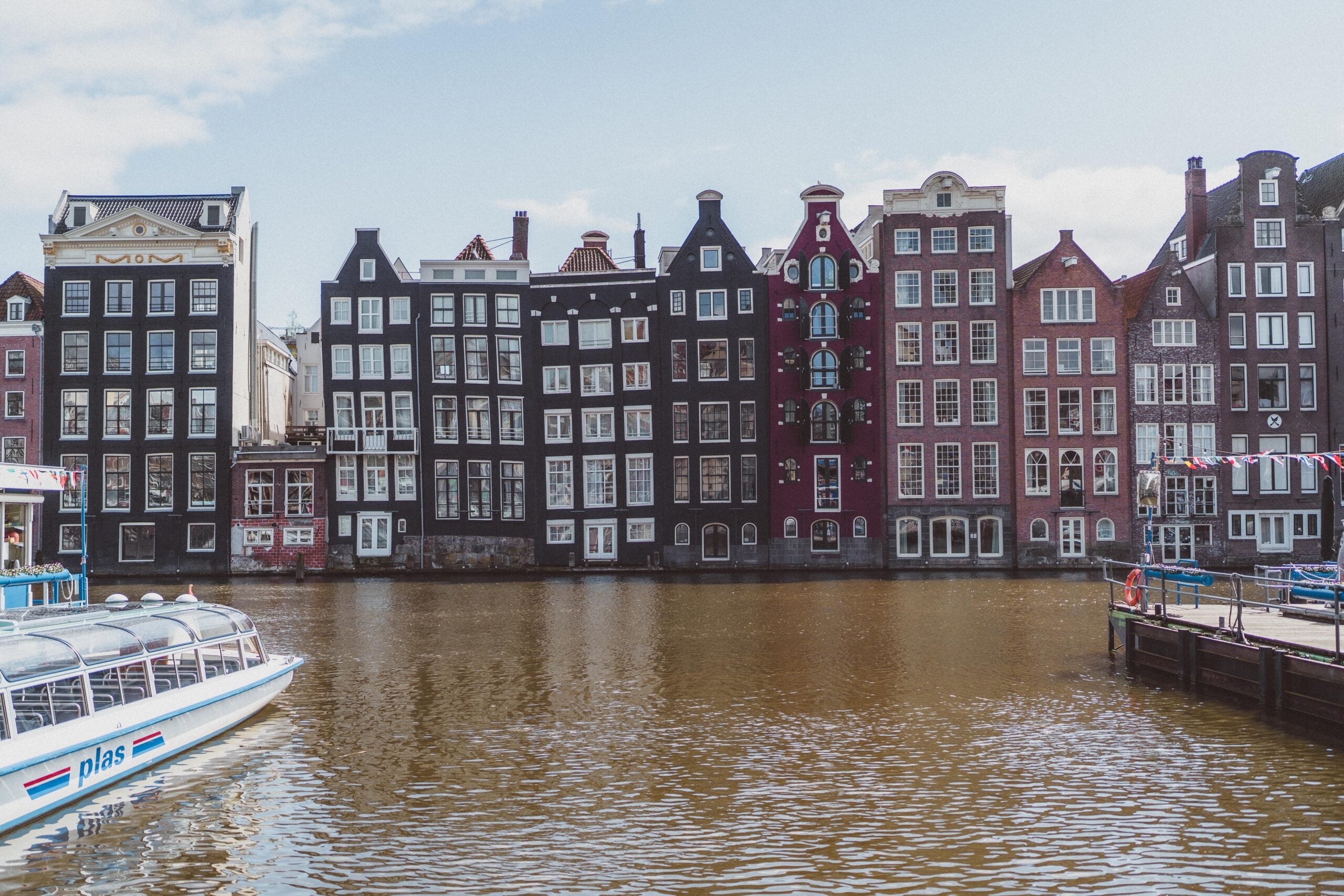 How to See the Damrak Canal Houses in Amsterdam