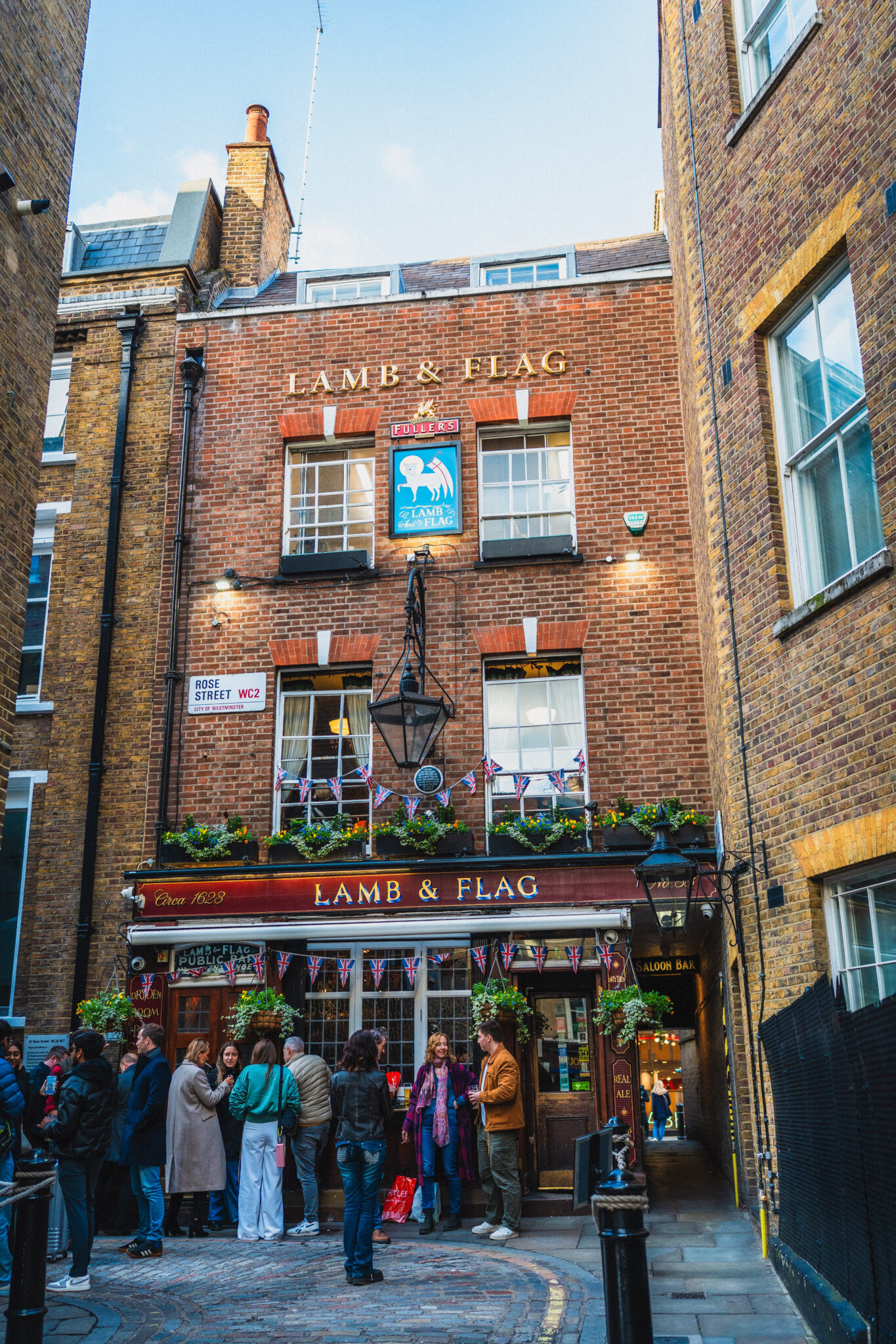 A Local's Guide to London’s Historic Pubs | solosophie